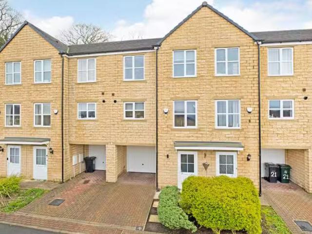 New 2 BA 3 bedroom terraced house for rent in Hawthorn Close.