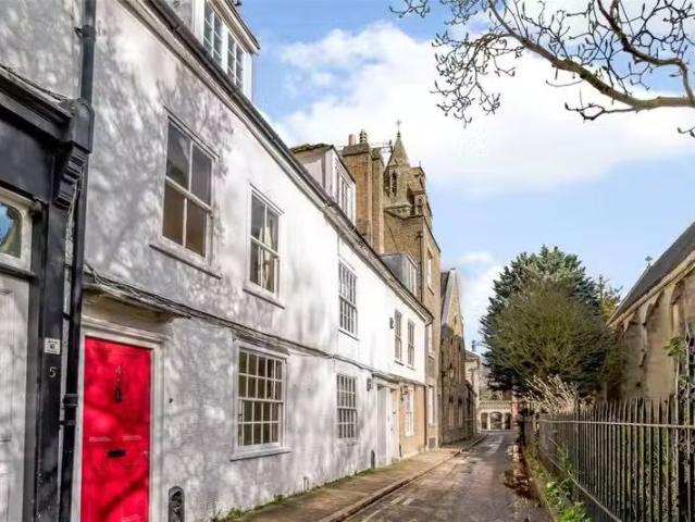 Just in! 2 BA 3 bedroom terraced house for rent in Little St..