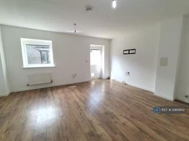 Cozy 2 BA 3 bedroom terraced house for rent in Samson Close, D.