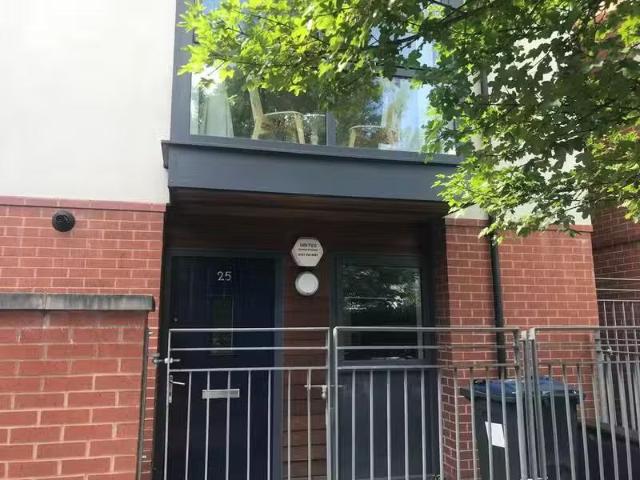 Charming 2 BA 3 bedroom terraced house for rent in Windrush Gr.