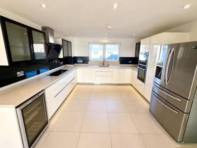 Just in! 2 BA 3 bedroom town house for rent in Mariners Quay.