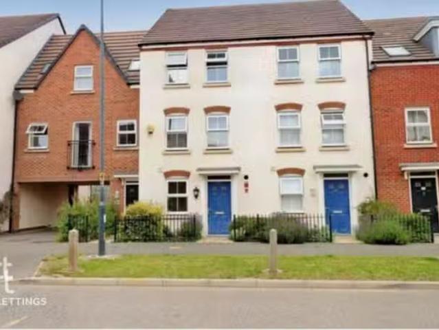 Rental! 2 BA 3 bedroom town house for rent in Queen Elizabeth.