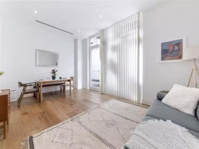 Nice 2 BA 1 bedroom apartment for rent in St Mary At Hill, Lon.