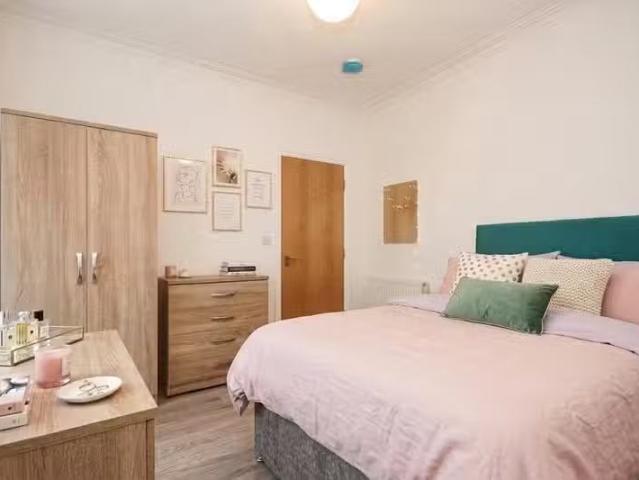 Just in! 2 BA 1 bedroom terraced house for rent in Edward Road.