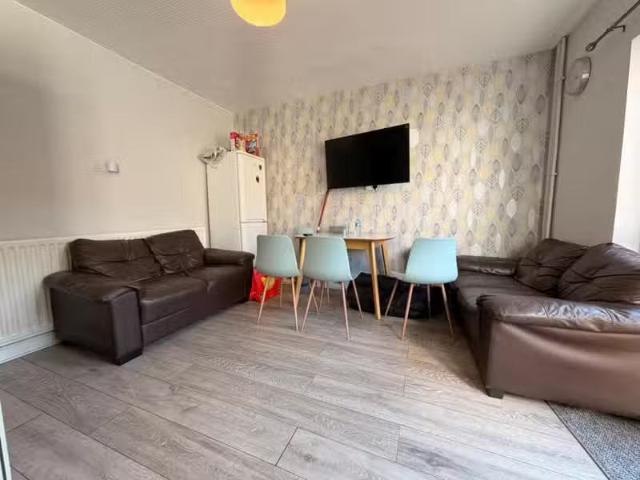 Just in! 2 BA 1 bedroom town house for rent in Kingsland Avenu.