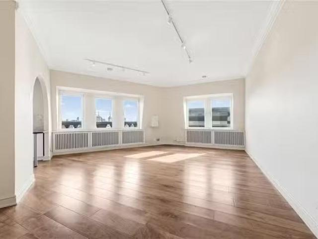 Charming 2 BA 2 bedroom apartment for rent in Trinity Square.