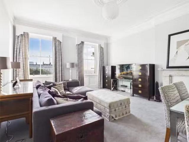 Just in! 2 BA 2 bedroom apartment for rent in Adelaide Crescen.