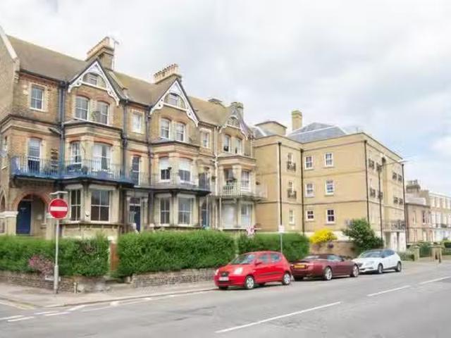 Cheap 2 BA 2 bedroom apartment for rent in Canterbury Road, He.