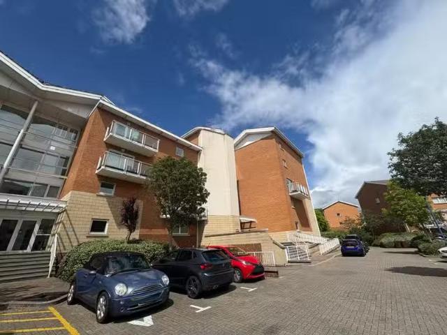 Deal! 2 BA 2 bedroom apartment for rent in Lynton Court, Cardi.