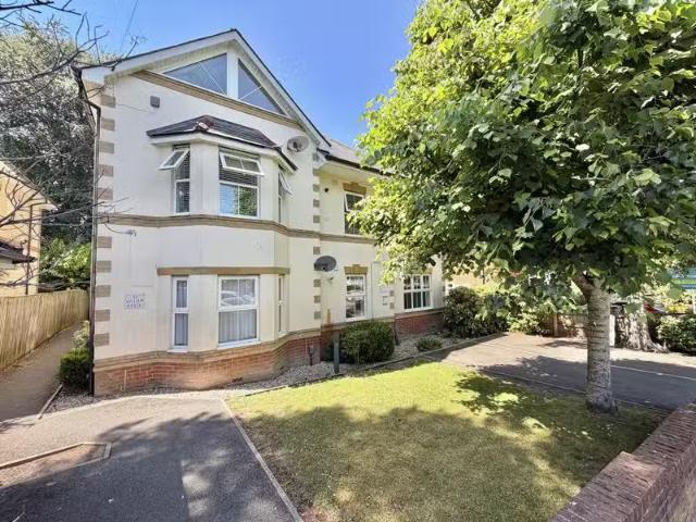 Just in! 2 BA 2 bedroom apartment for rent in St Albans Cresce.