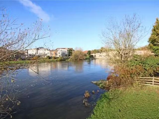 Deal! 2 BA 2 bedroom apartment for rent in Surrey, KT16
