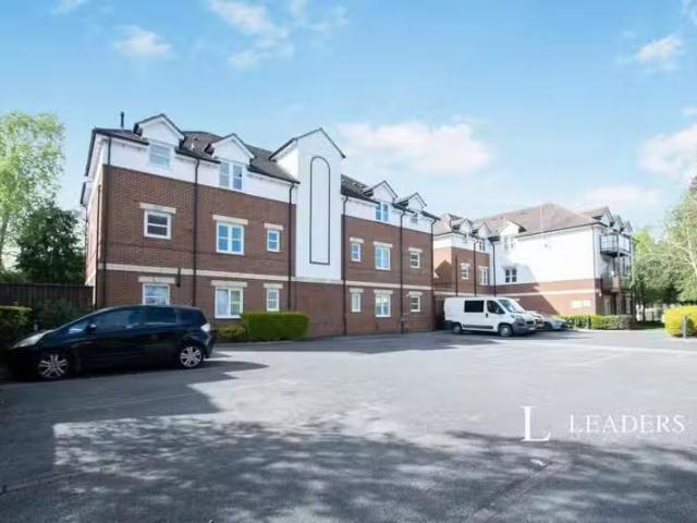 Charming 2 BA 2 bedroom flat for rent in Albany Court, 9 Wimbo.