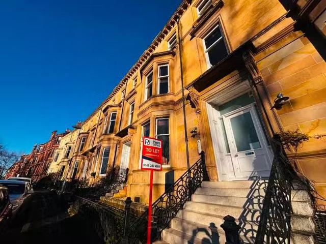 For Rent! 2 BA 2 bedroom flat for rent in Botanic Crescent, Bo.