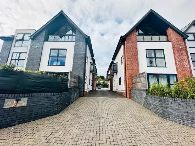 Unique 2 BA 2 bedroom flat for rent in Bournemouth Road, POOLE.