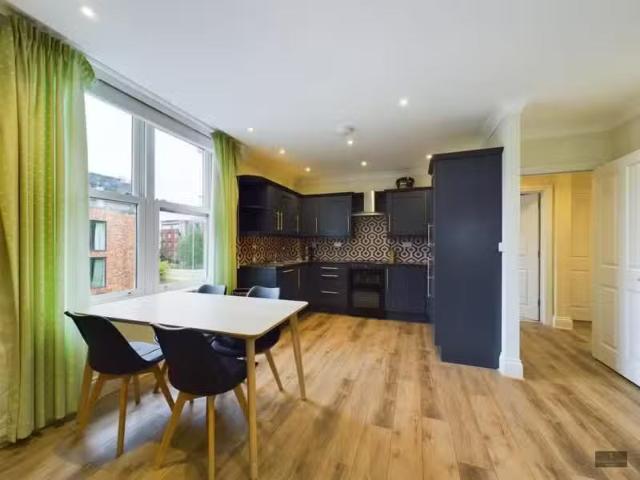 For Rent! 2 BA 2 bedroom flat for rent in Barnfield Road, Exet.