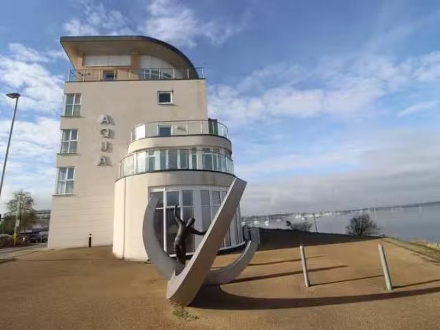 Just in! 2 BA 2 bedroom flat for rent in Life Boat Quay, Poole.