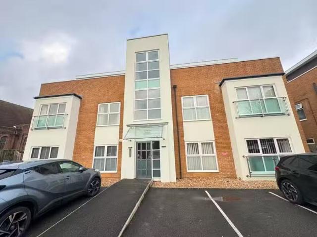 Cheap 2 BA 2 bedroom flat for rent in Southbourne Road, Bourne.