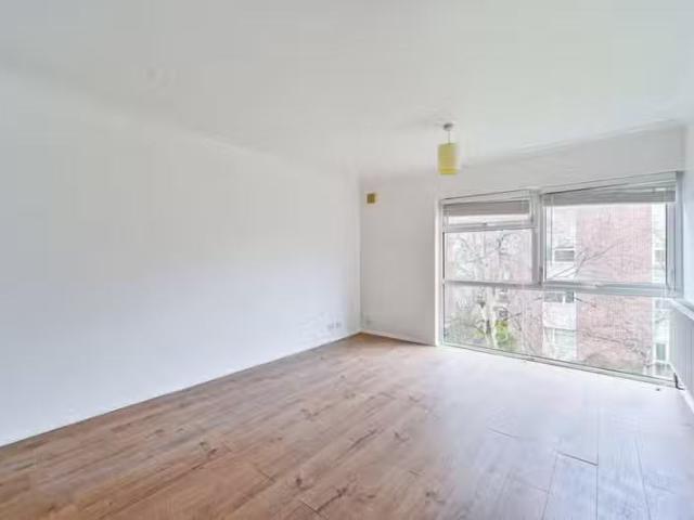 Deal! 2 BA 2 bedroom flat for rent in Silverwood Close, Becken.