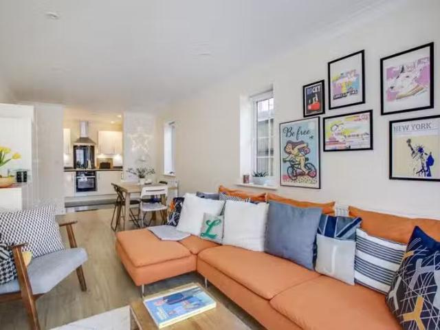 Charming 2 BA 2 bedroom flat for rent in Station Court, The Av.