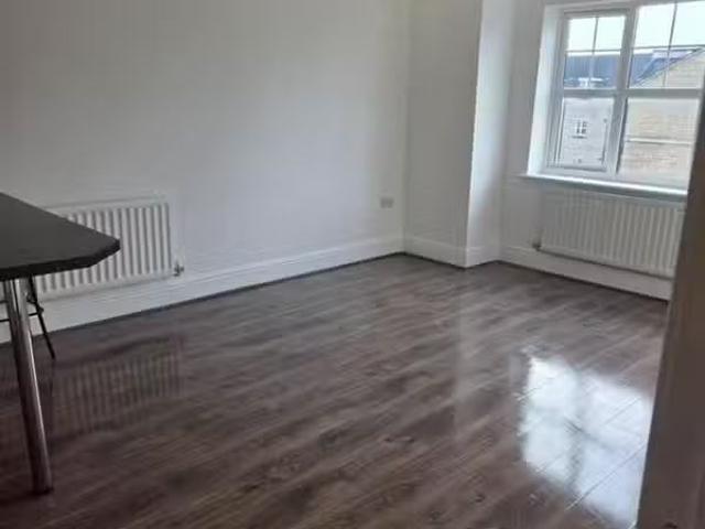Nice 2 BA 2 bedroom flat for rent in Woolcombers Way, Bradford.