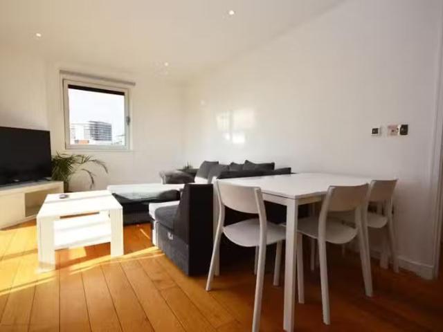 Cheap 2 BA 2 bedroom flat for rent in Western Gateway, Royal V.