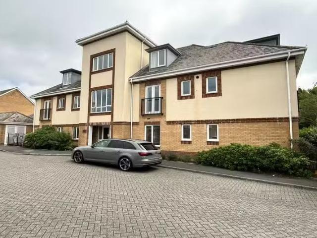 Just in! 2 BA 2 bedroom flat for rent in Whitecliff, BH14