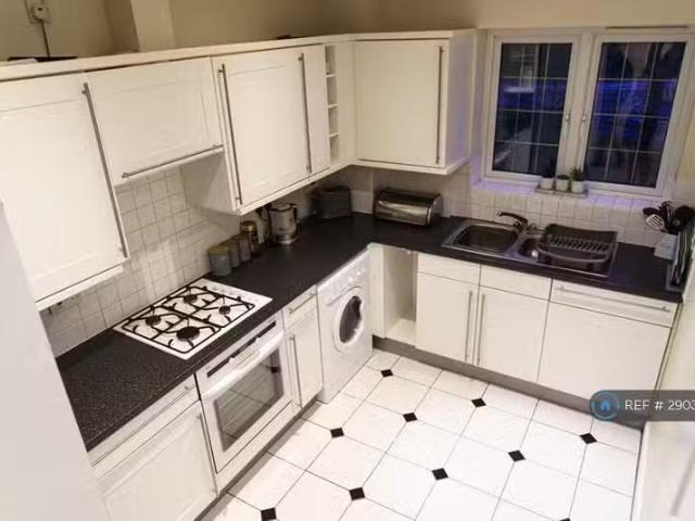 Just in! 2 BA 2 bedroom flat for rent in Talbot Avenue, Bourne.
