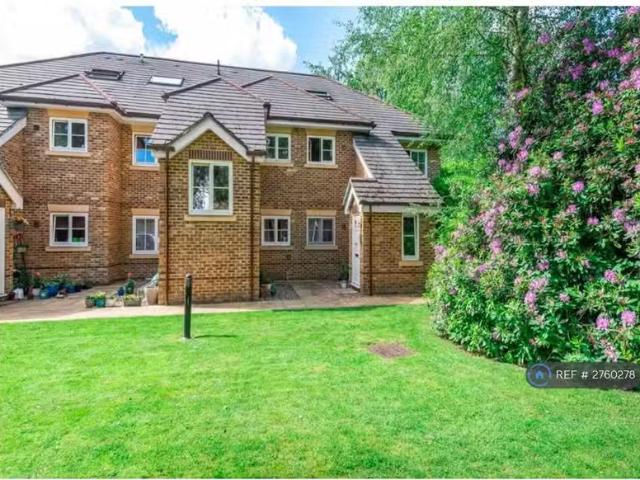 Cheap 2 BA 2 bedroom flat for rent in Tides End Court, Camberl.