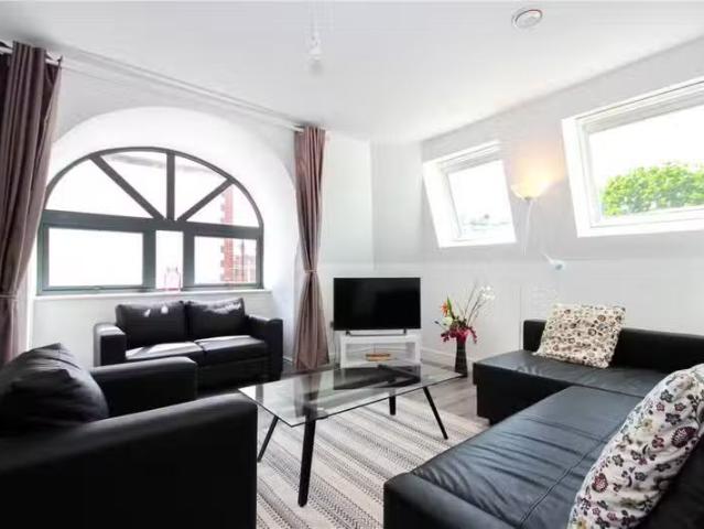 Deal! 2 BA 2 bedroom flat for rent in Trelawny House, Surrey S.