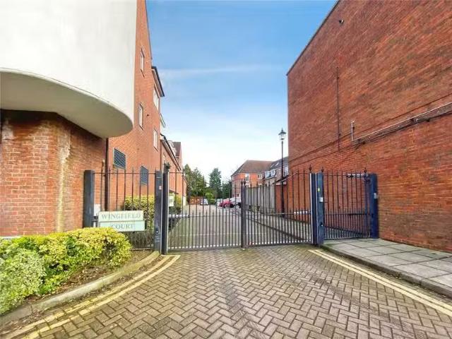 Charming 2 BA 2 bedroom Flat to rent, Wingfield Court, Banstea.