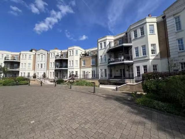 Just in! 2 BA 2 bedroom ground floor flat for rent in Wilberfo.