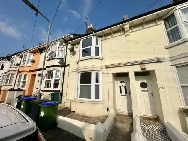Cozy 2 BA 2 bedroom house for rent in Lawes Avenue, Newhaven.