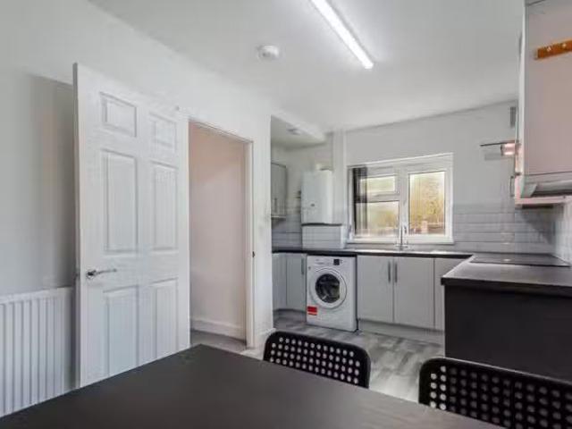 Cheap 2 BA 2 bedroom semi detached house for rent in Tealby Gr.