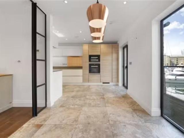 For Rent! 2 BA 4 bedroom apartment for rent in Mews Street, Lo.