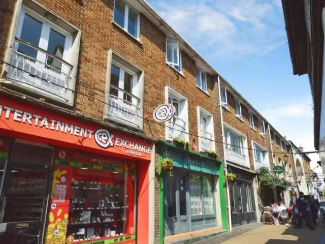 Cozy 2 BA 4 bedroom duplex for rent in French Row, St Albans.