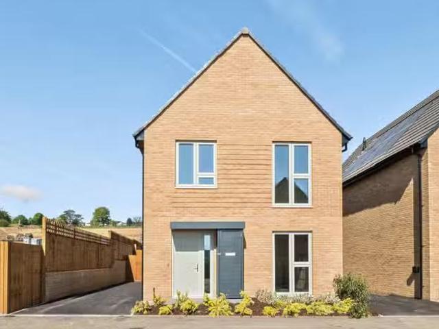 Just in! 2 BA 4 bedroom detached house for rent in Ethel Carni.