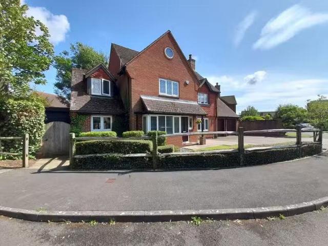 Nice 2 BA 4 bedroom detached house for rent in Hunters Mews, A.