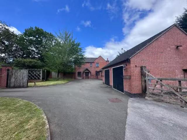 Just in! 2 BA 4 bedroom detached house for rent in Holly Farm.