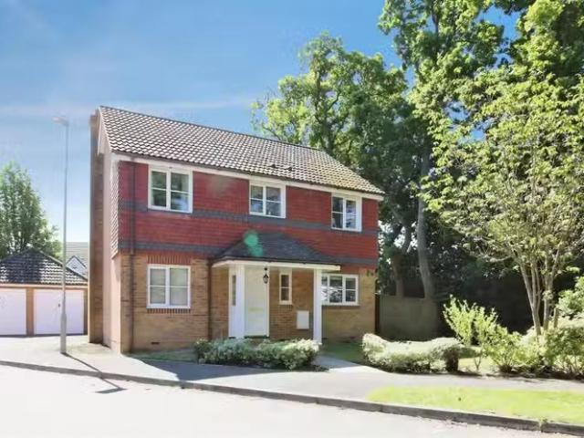Rental! 2 BA 4 bedroom detached house for rent in Pennine Way.