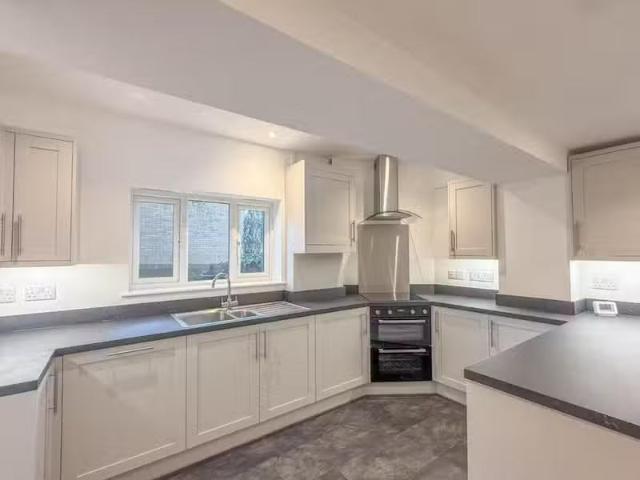 Nice 2 BA 4 bedroom end of terrace house for rent in David Str.