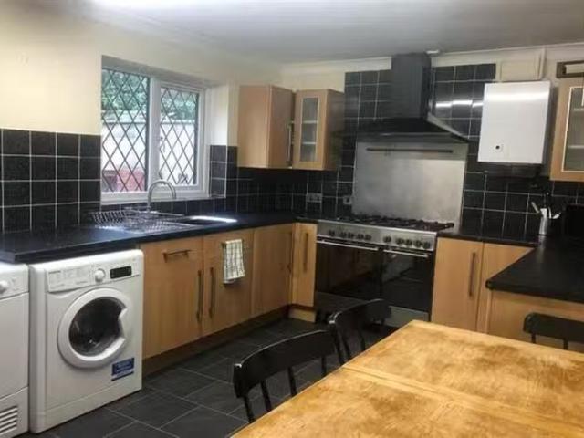 Deal! 2 BA 4 bedroom house for rent in 4 bedroom Detached Hous.