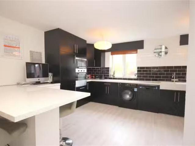 Just in! 2 BA 4 bedroom semi detached house for rent in Shelle.