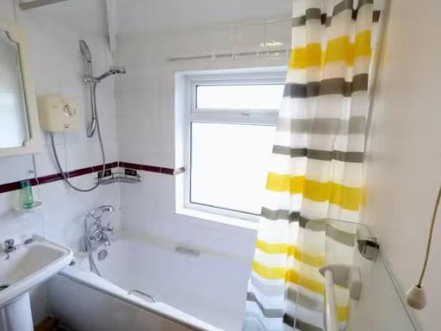 Deal! 2 BA 4 bedroom semi detached house for rent in Stratford.
