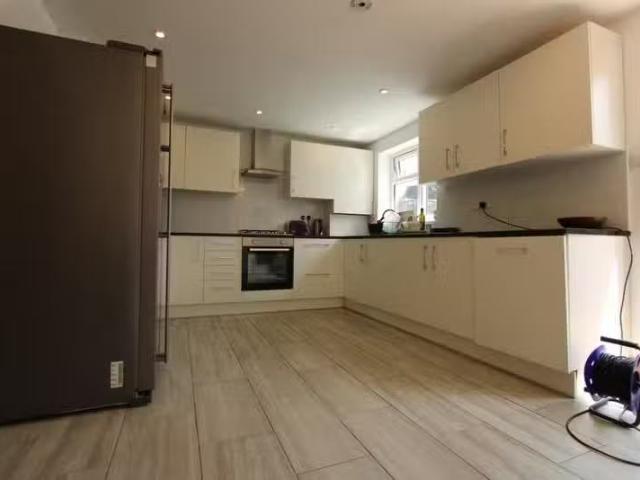 Just in! 2 BA 4 bedroom terraced house for rent in Edgehill Ro.