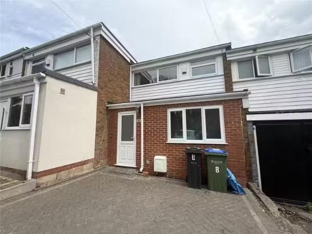 Nice 2 BA 4 bedroom terraced house for rent in Lingfield Court.