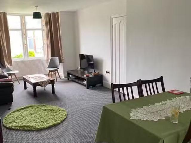 Just in! 2 BA 4 bedroom terraced house for rent in 8 Lymesy St.