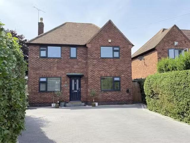 Cozy 2 BA 5 bedroom detached house for rent in Stratford Road.