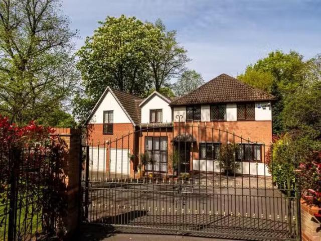 Just in! 2 BA 5 bedroom detached house for rent in Upper Clift.