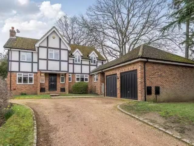 Charming 2 BA 5 bedroom detached house for rent in Weybridge.