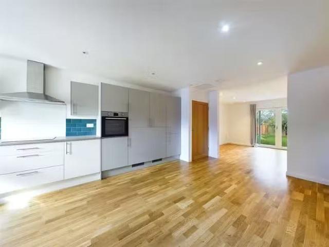 Charming 2 BA 5 bedroom Detached House to rent, Grover Gardens.